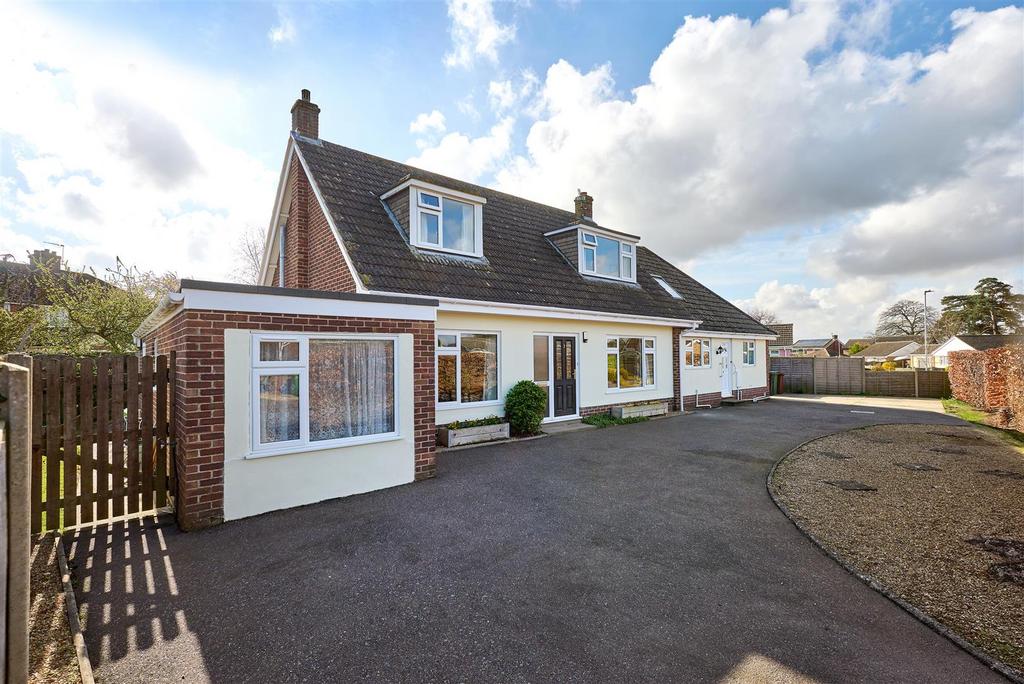 Orchard Grove, Diss IP22 5 bed detached house - £500,000