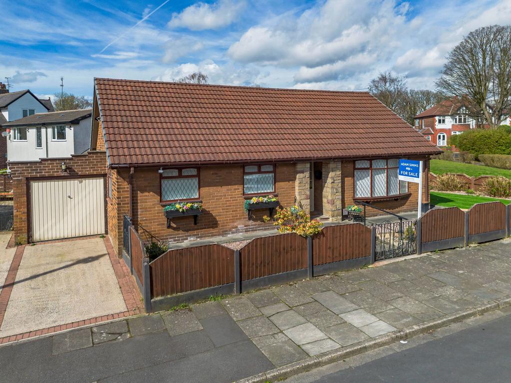 Carlton Road, Ashton-under-lyne OL6 3 bed detached bungalow - £335,000