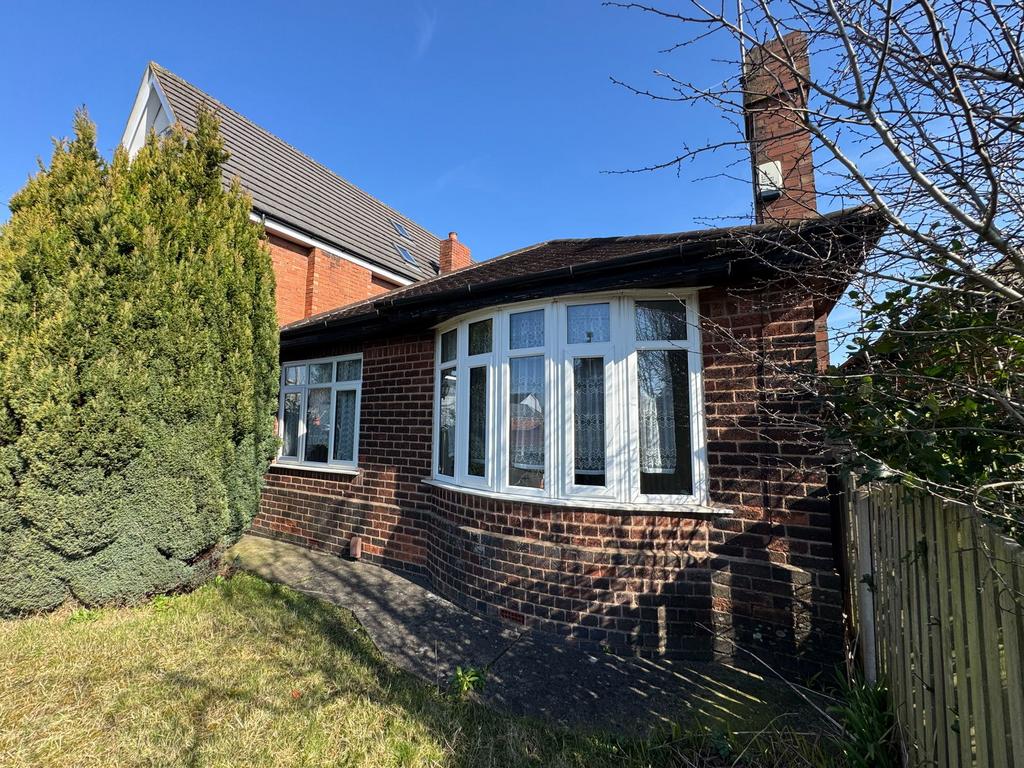 Sheepbridge Lane, Mansfield NG18 2 bed detached bungalow - £145,000