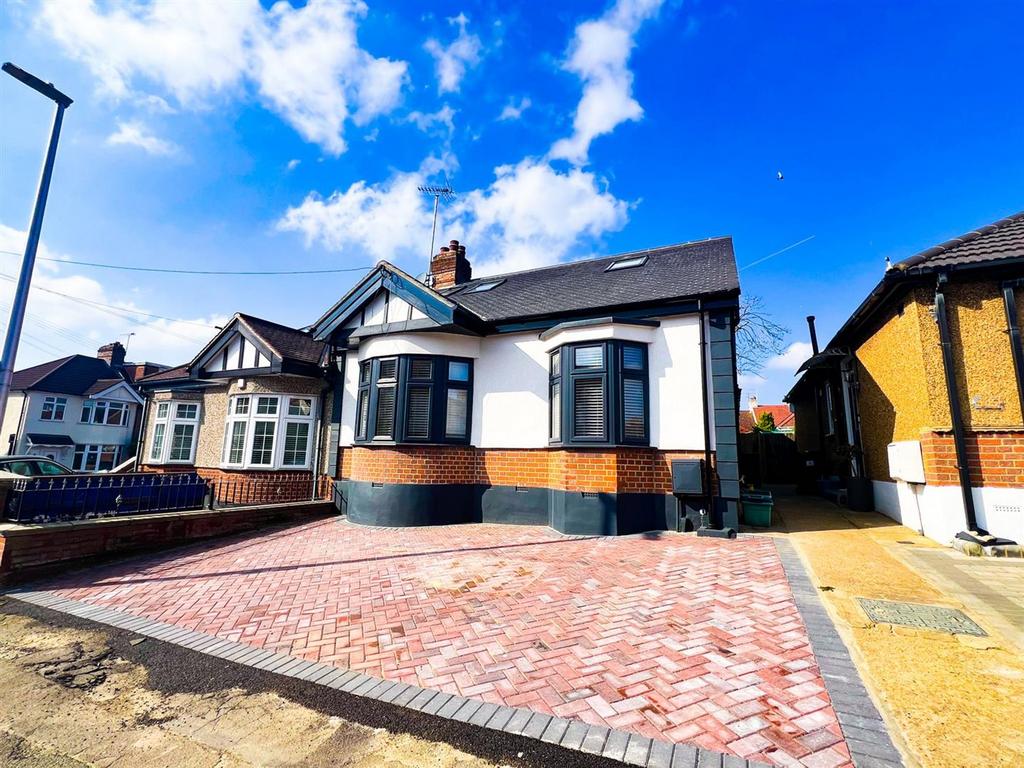 Durham Avenue, Woodford Green, IG8 5 bed detached bungalow - £3,500 pcm ...