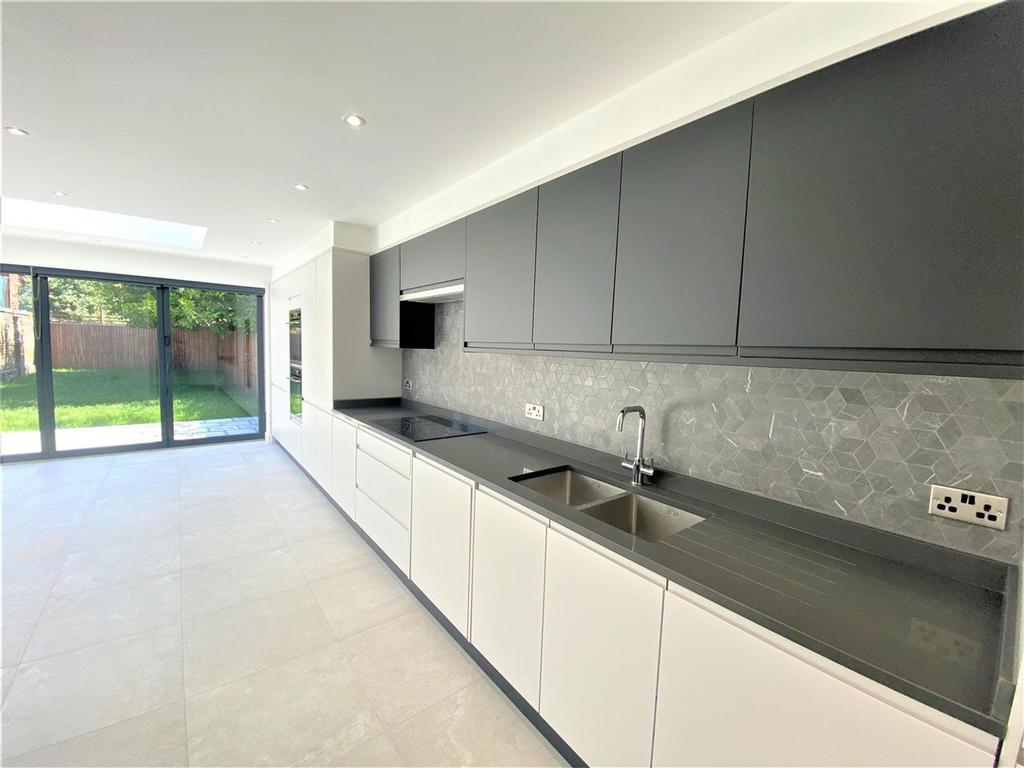 Prospect Road, Woodford Green, IG8 5 bed detached house - £3,200 pcm (£ ...