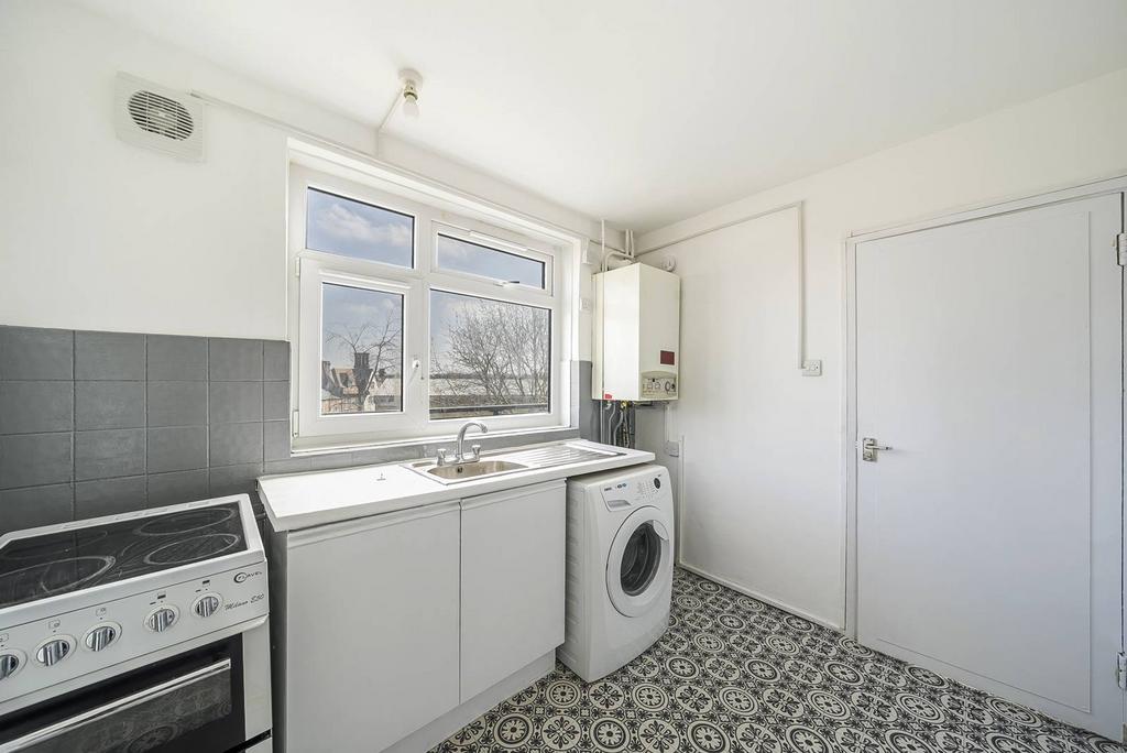 Hyperion House, Brixton Hill, London... 2 bed maisonette - £2,200 pcm ...