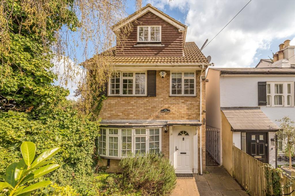 Heath Road, Weybridge KT13 4 bed detached house - £850,000