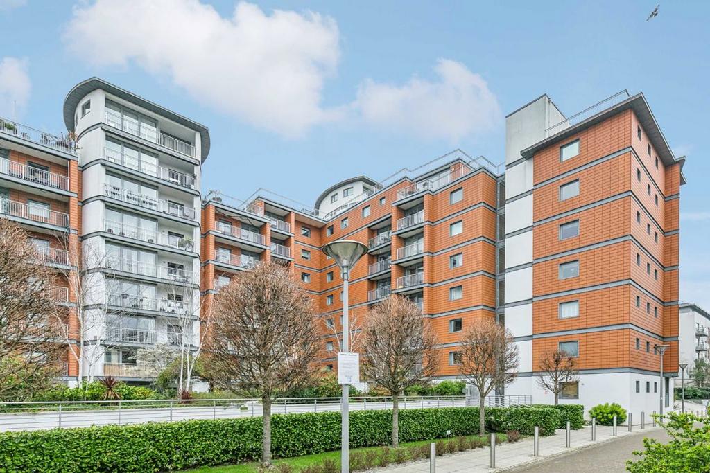 Holland Gardens, Brentford TW8 1 bed flat - £1,898 pcm (£438 pw)