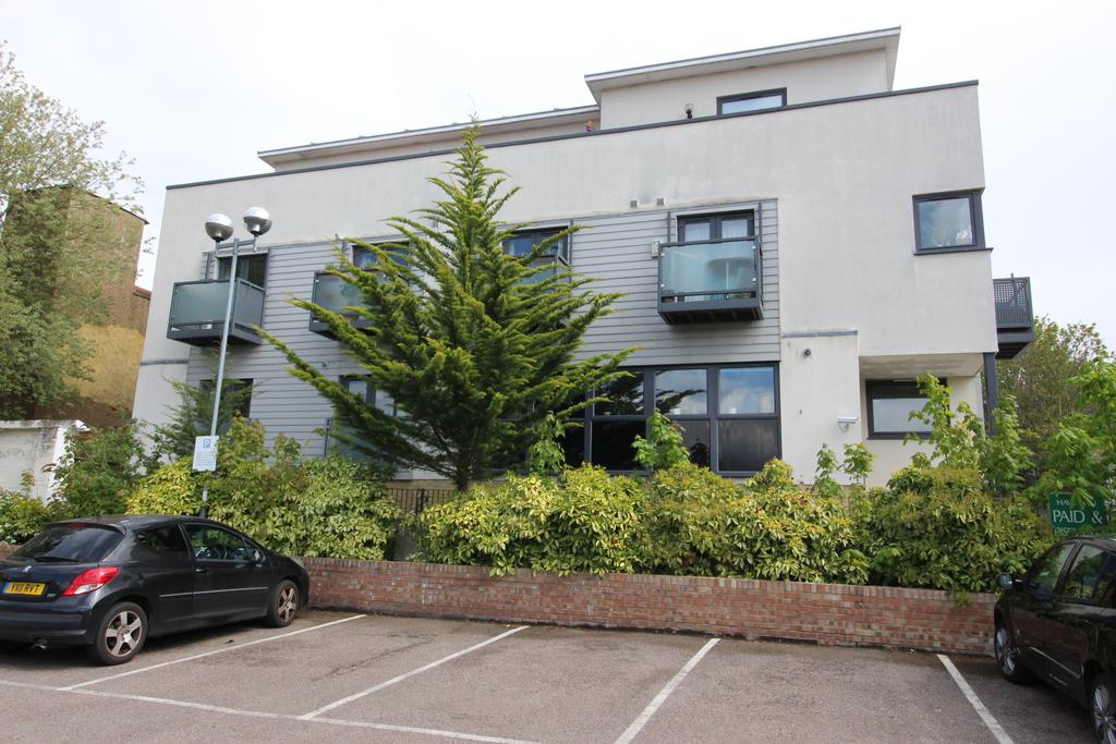 Yoga Way, Worcester Park KT4 2 bed apartment to rent - £1,600 pcm (£369 pw)