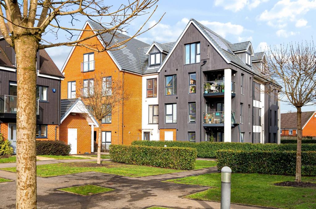 Huxley Drive, Hurst Green, Oxted, RH8 2 bed flat for sale - £320,000