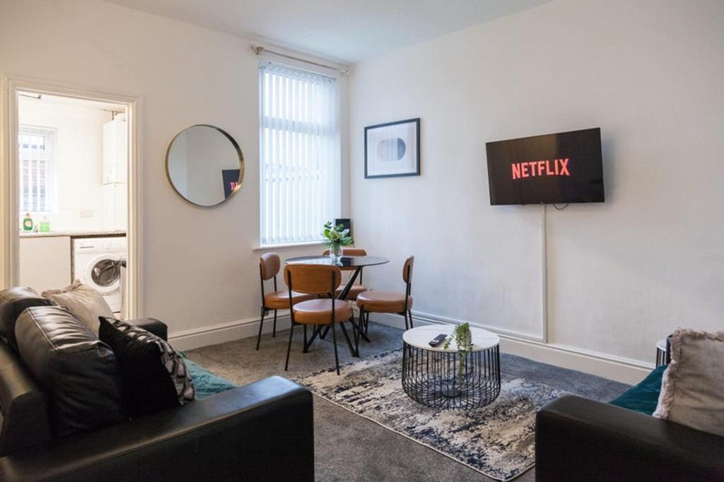 East Grove, Manchester M13 4 bed house to rent - £2,600 pcm (£600 pw)