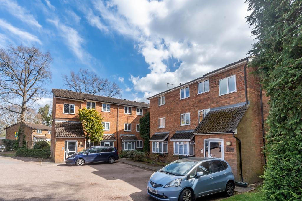 London N11 2 bed apartment - £1,694 pcm (£391 pw)
