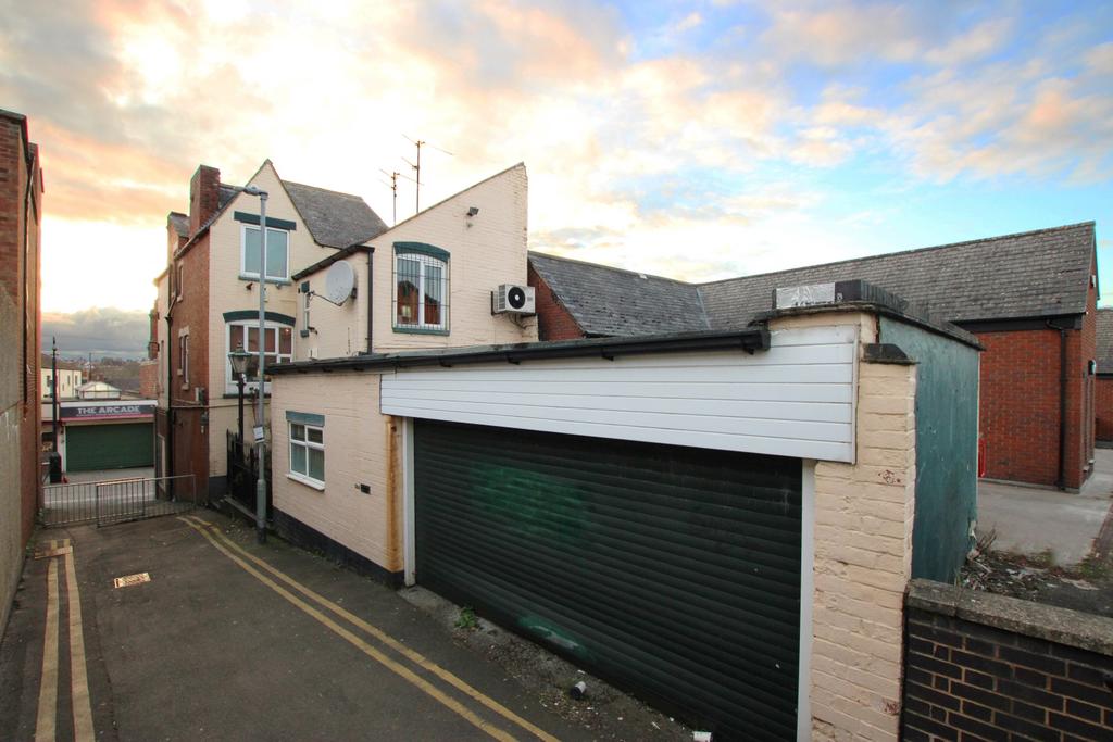 High Street, Rushden, NN10 3 bed triplex for sale - £220,000