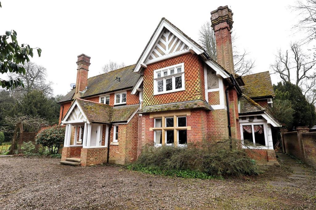 Station Road, Tring HP23 4 bed detached house - £4,000 pcm (£923 pw)