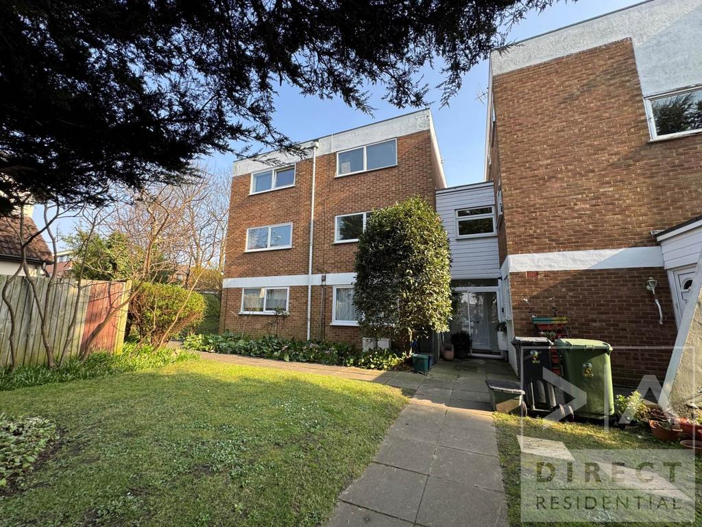 East Street, Epsom KT17 2 bed maisonette - £1,550 pcm (£358 pw)