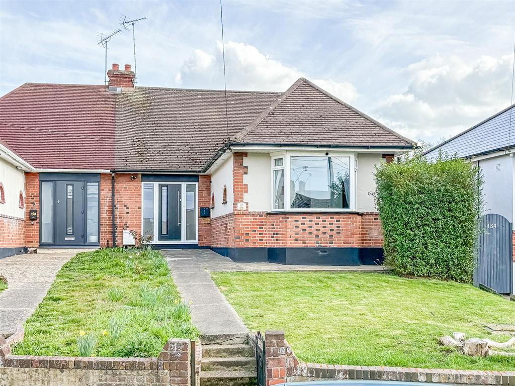 Down Hall Road, Rayleigh SS6 4 bed chalet - £400,000