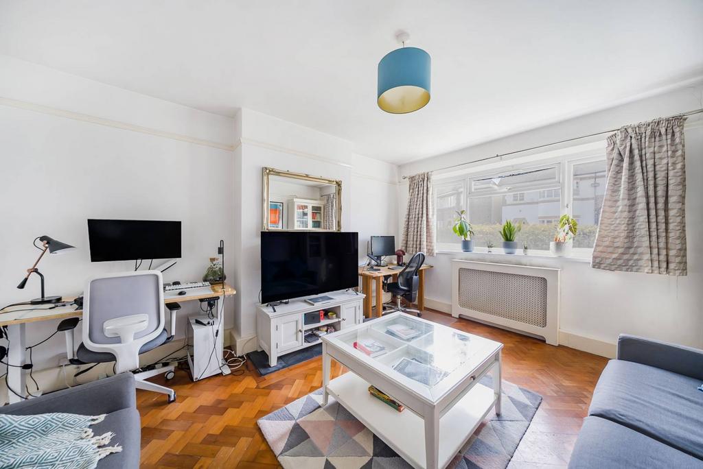 Balham Park Road, Balham, London, SW12 2 bed flat - £2,250 pcm (£519 pw)
