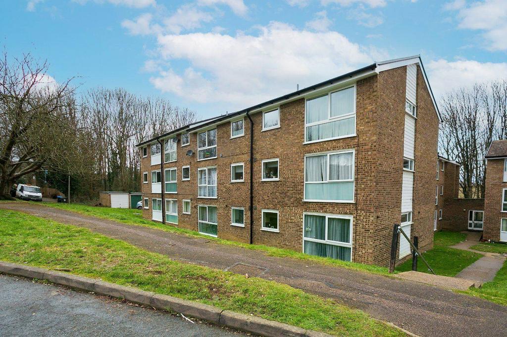 Tattershall Drive, Hemel Hempstead, HP2 2 bed flat to rent - £1,350 pcm ...