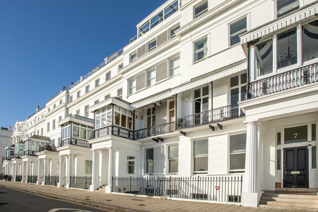 Chichester Terrace, Brighton, BN2 1FG 2 bed ground floor flat - £575,000