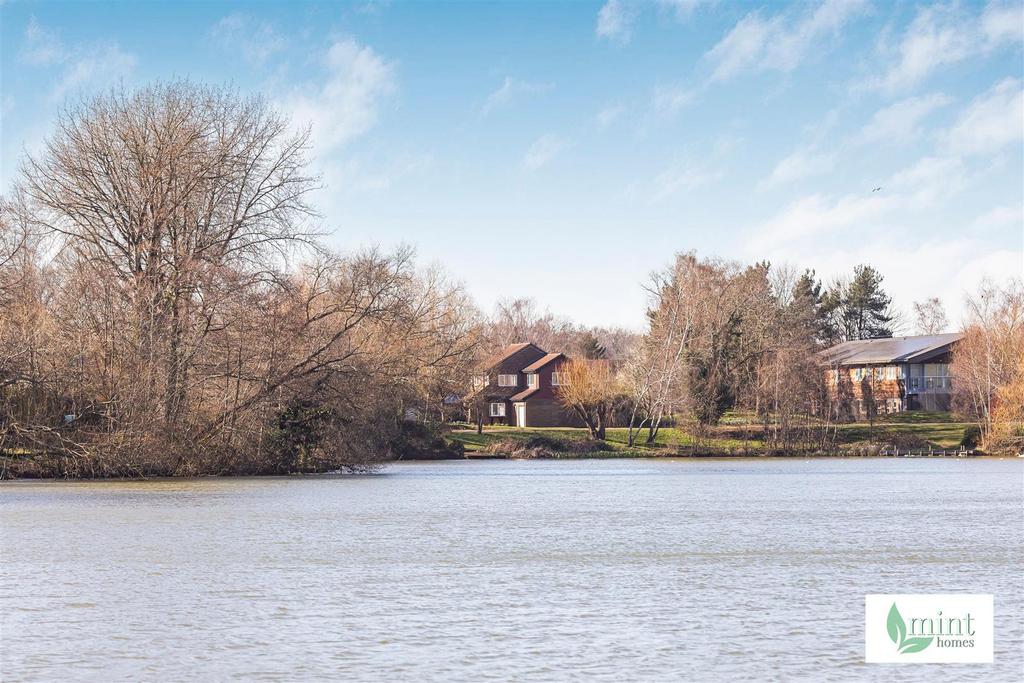 Bitterne Drive, Woking GU21 3 bed house for sale - £590,000