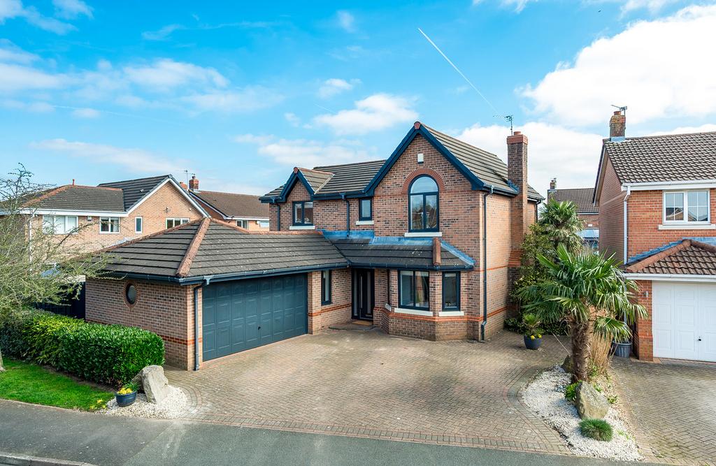 Hall Pool Drive, Offerton, SK2 4 bed detached house for sale - £550,000