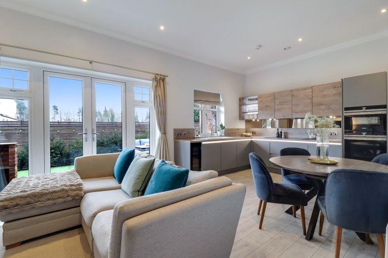 London Road, Bagshot GU19 2 bed apartment for sale - £465,000