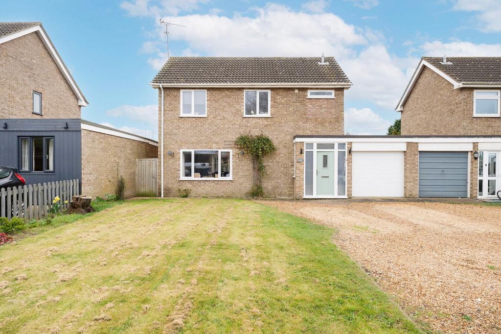Fir Tree Drive, West Winch 3 bed detached house for sale - £300,000