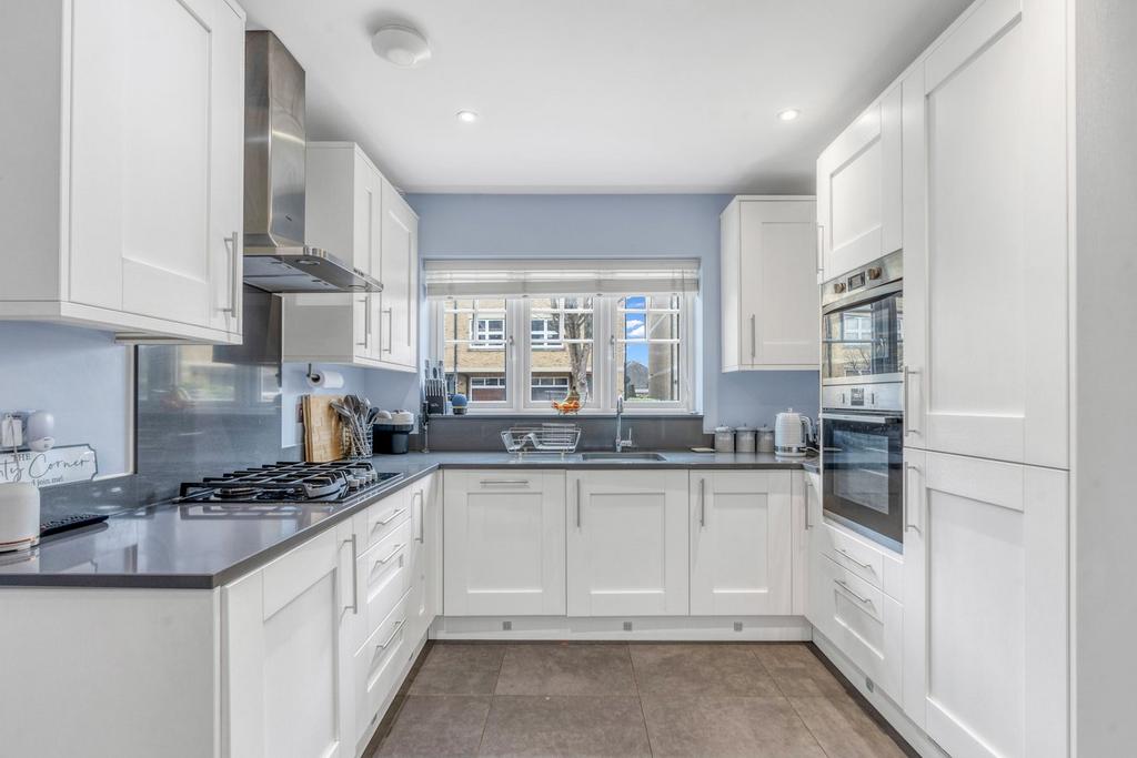 Leacroft, Staines-upon-Thames, TW18 3 bed semi-detached house for sale ...