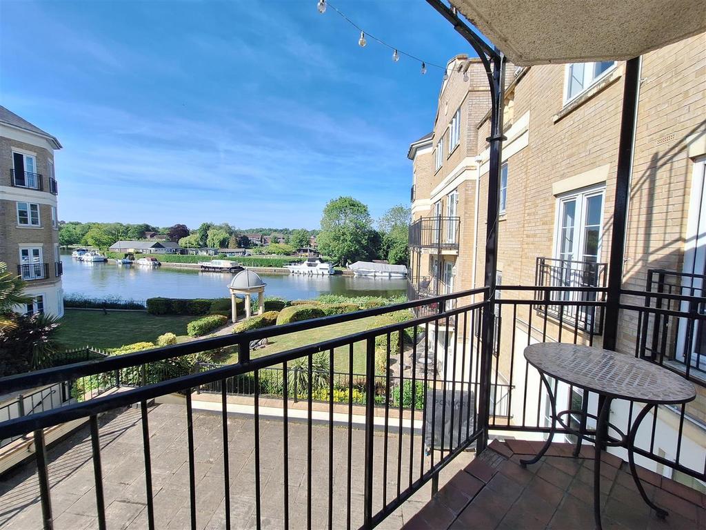 40 Regents Riverside 2 bed flat - £1,650 pcm (£381 pw)