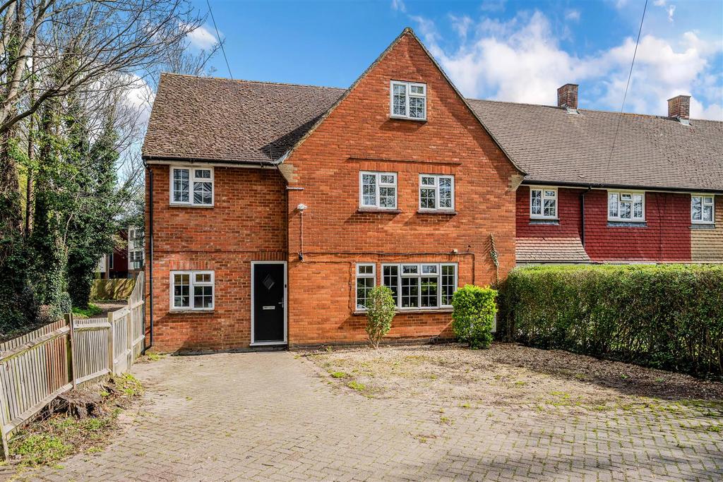 Hook Road, Epsom 6 bed semi-detached house for sale - £700,000