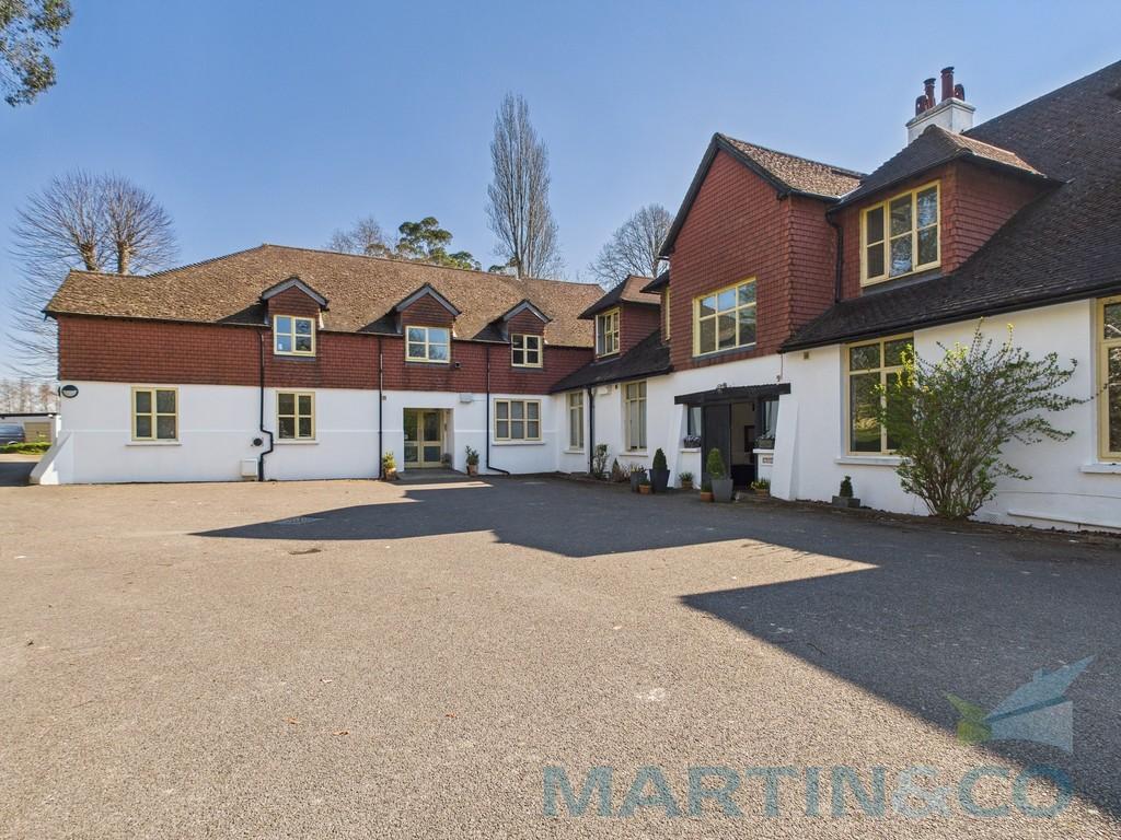 Staplefield Court, 2 bed flat - £1,400 pcm (£323 pw)