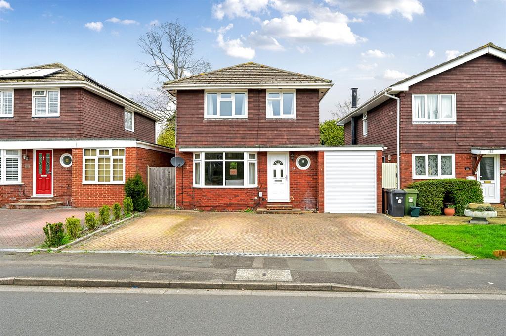 Ash Lodge Drive, Guildford GU12 4 bed detached house for sale - £550,000