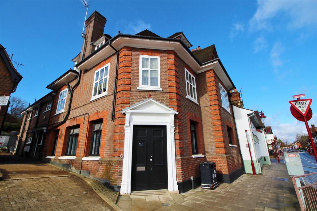 Watling Street, Radlett 2 bed apartment - £1,750 pcm (£404 pw)