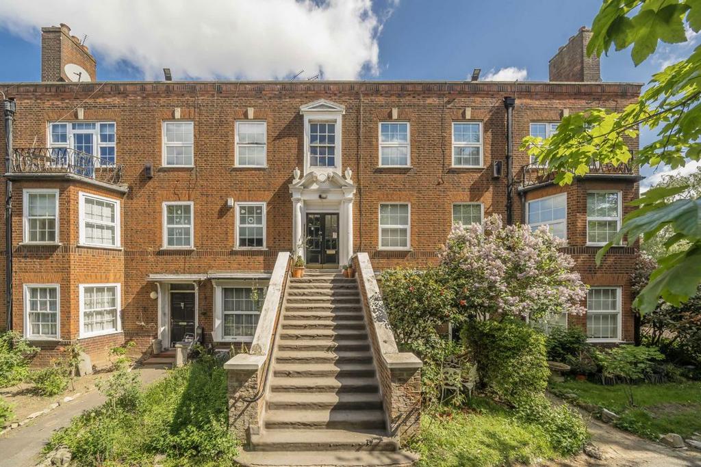 Hendon Way, London NW2 2 bed flat for sale - £475,000