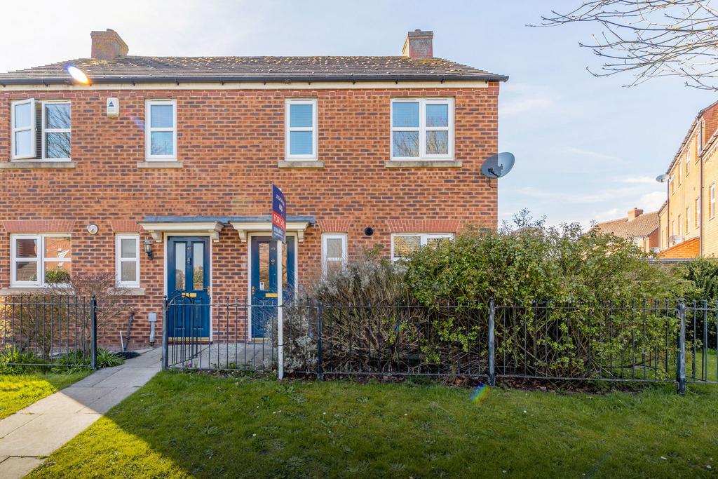 Hedge Lane, Lincoln LN6 3 bed semi-detached house - £200,000