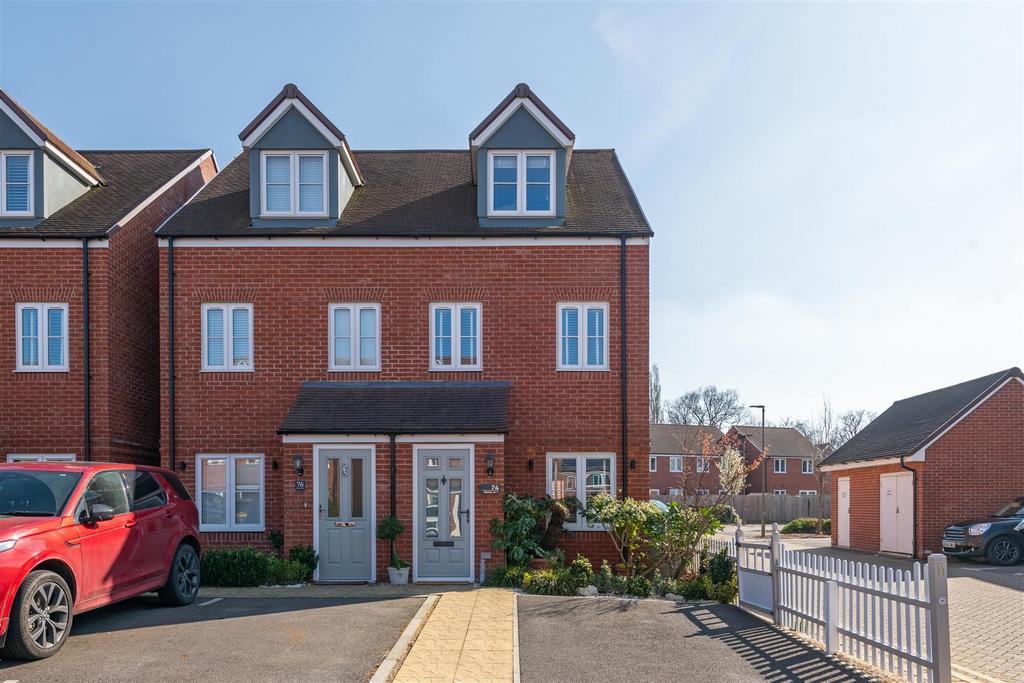 Campbell Grove, Horley 3 bed semi-detached house for sale - £450,000