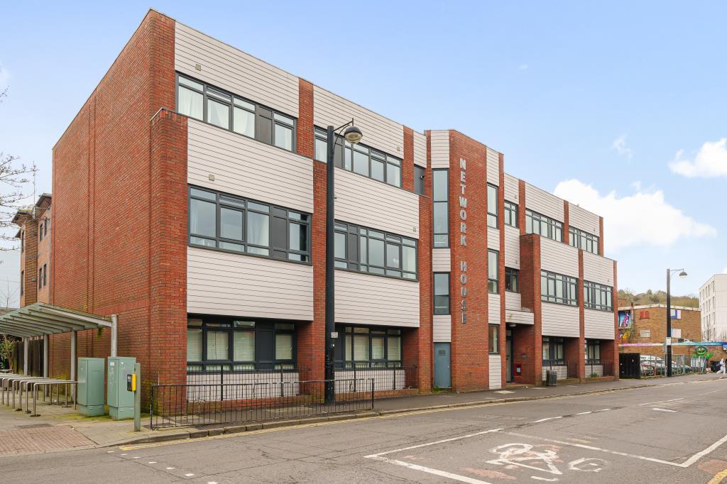 Network House, High Wycombe, HP11 1 bed apartment - £1,200 pcm (£277 pw)