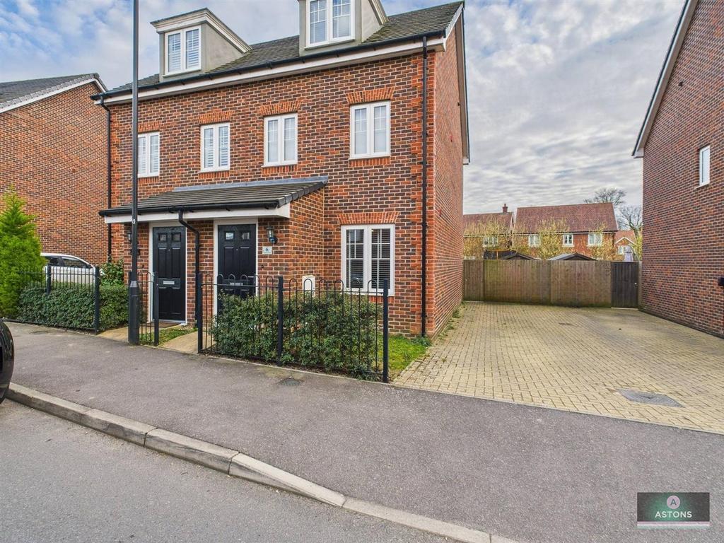 Foxglove Drive, Crawley RH10 3 bed semi-detached house for sale - £420,000