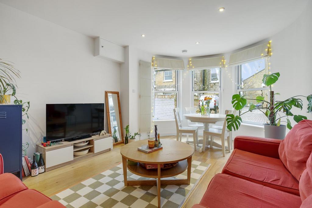 Victoria Rise, London SW4 1 bed flat - £1,998 pcm (£461 pw)