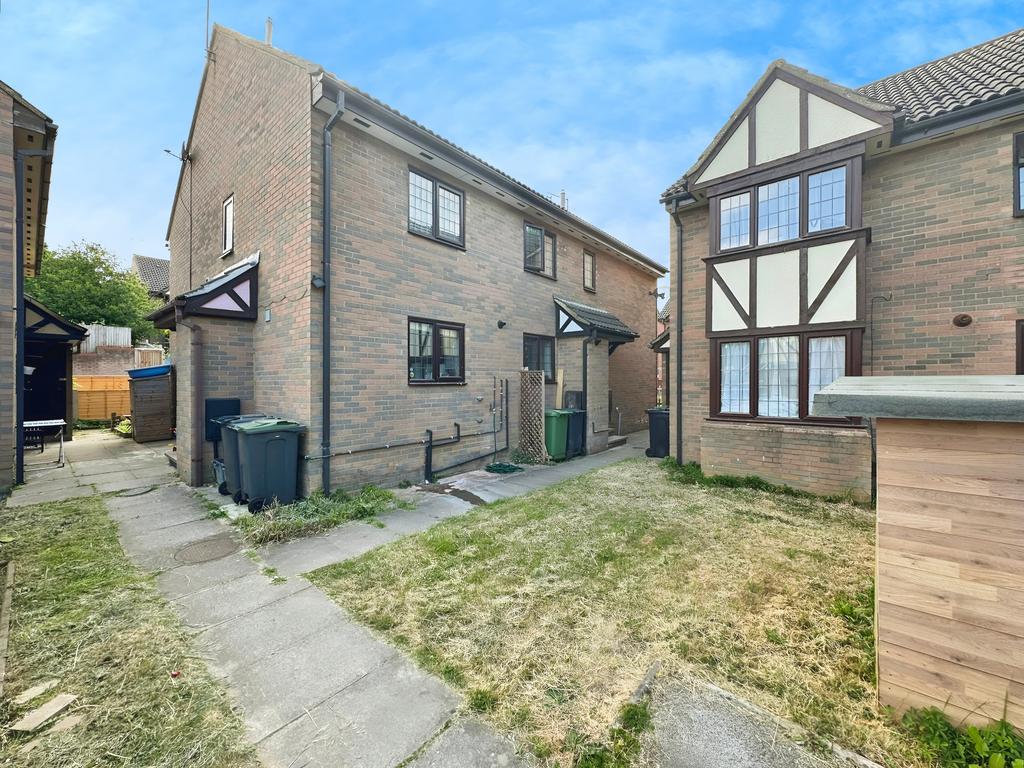 Felbrigg Close, Wigmore, Luton, LU2 2 bed semi-detached house - £1,200 ...