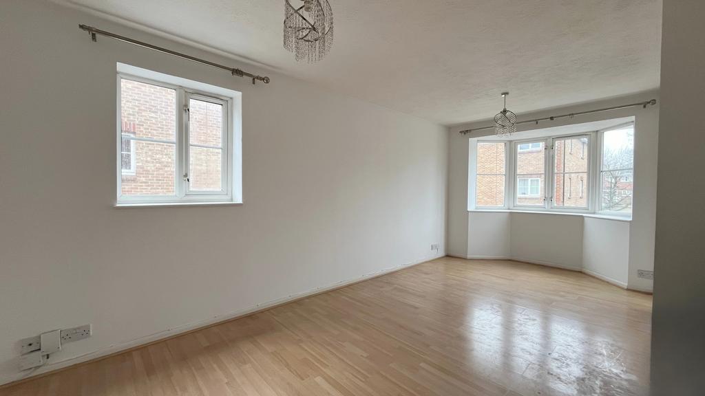 Autumn Drive, Sutton SM2 2 bed flat - £1,475 pcm (£340 pw)
