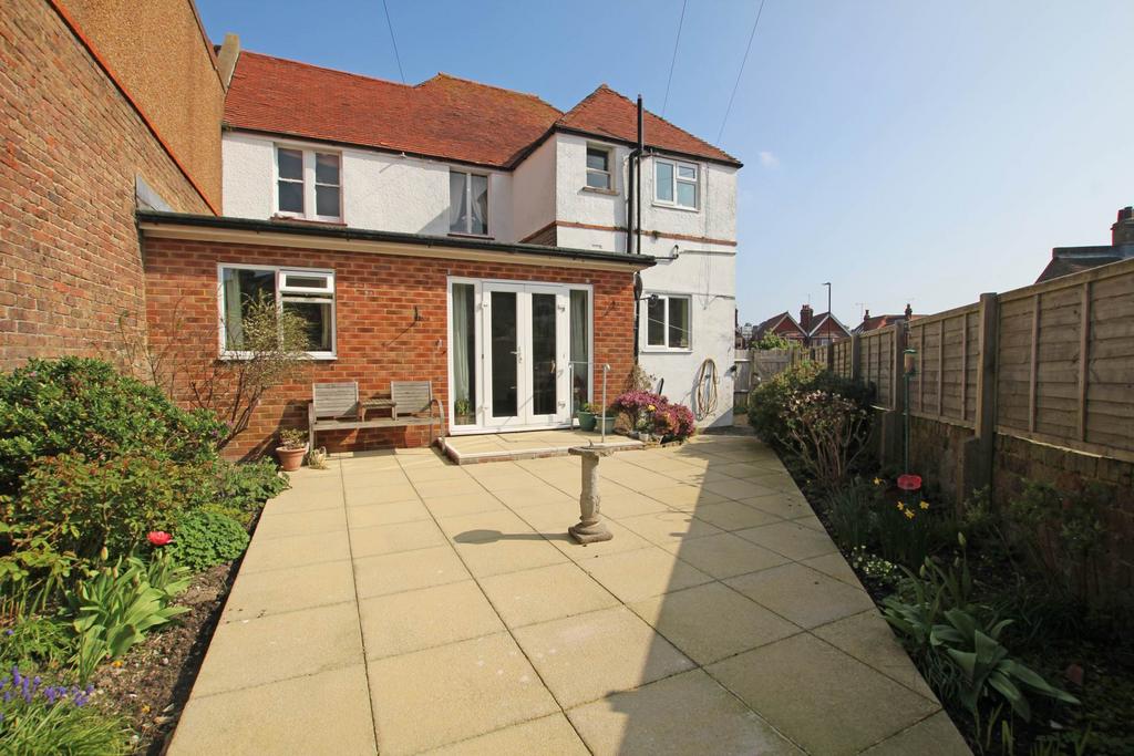 Charleston Road, Eastbourne, BN21 1SF 1 bed flat - £230,000