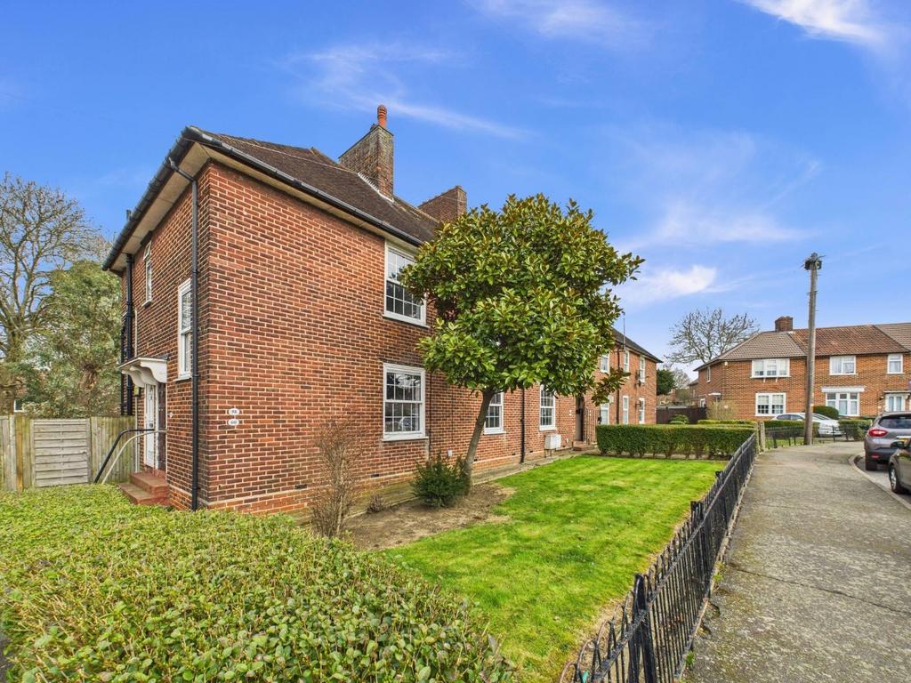 Prestbury Square, London SE9 1 bed ground floor maisonette - £249,950