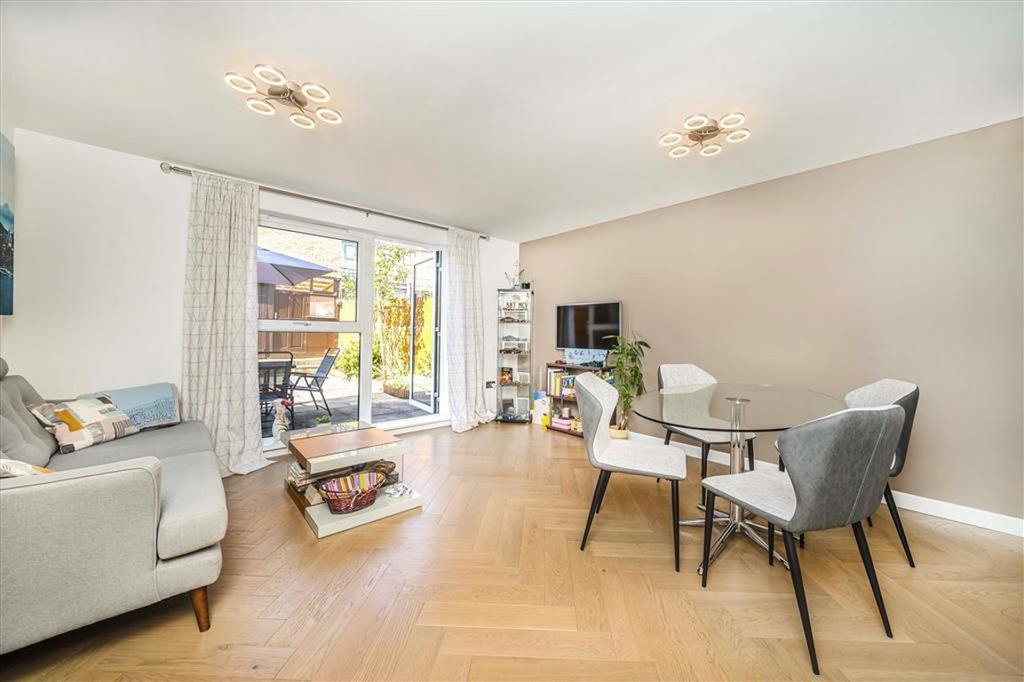 Victoria Way, London SE7 2 bed terraced house - £2,350 pcm (£542 pw)
