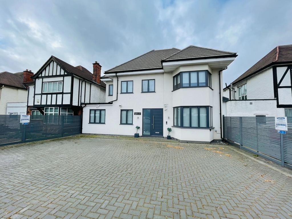 367 Hendon Way, London NW4 2 bed apartment - £2,100 pcm (£485 pw)