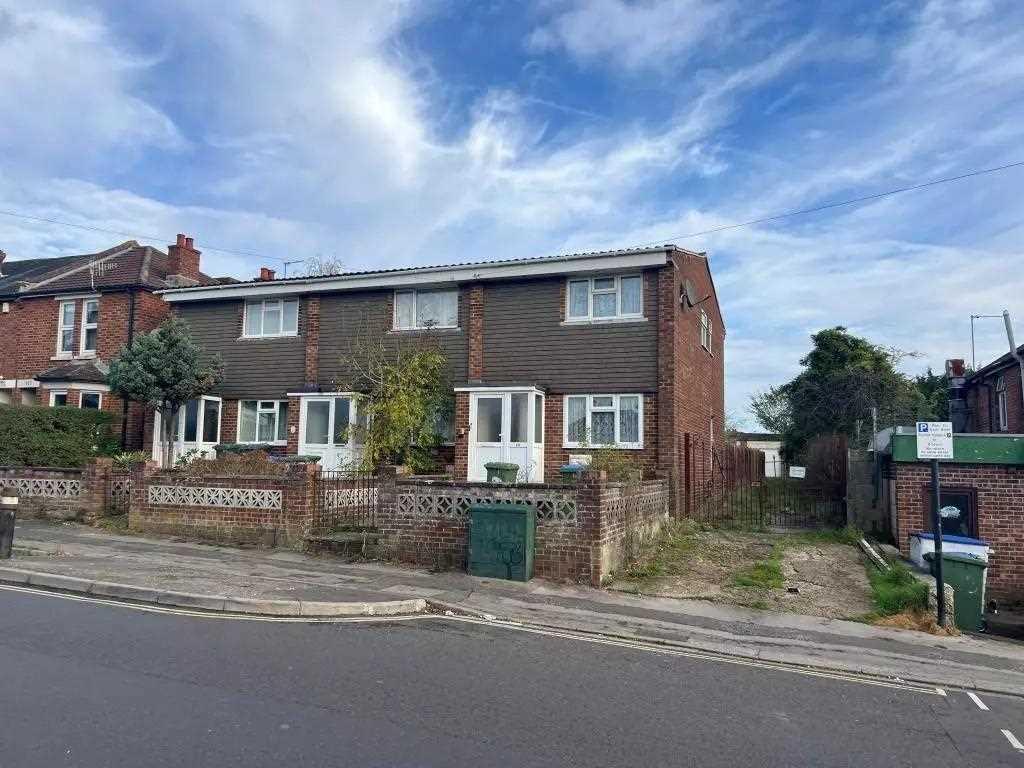 Warren Avenue, Southampton 3 bed semi-detached house - £1,400 pcm (£323 pw)