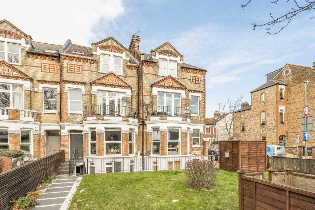 Clapham Common North Side, London SW4 3 bed flat for sale - £785,000