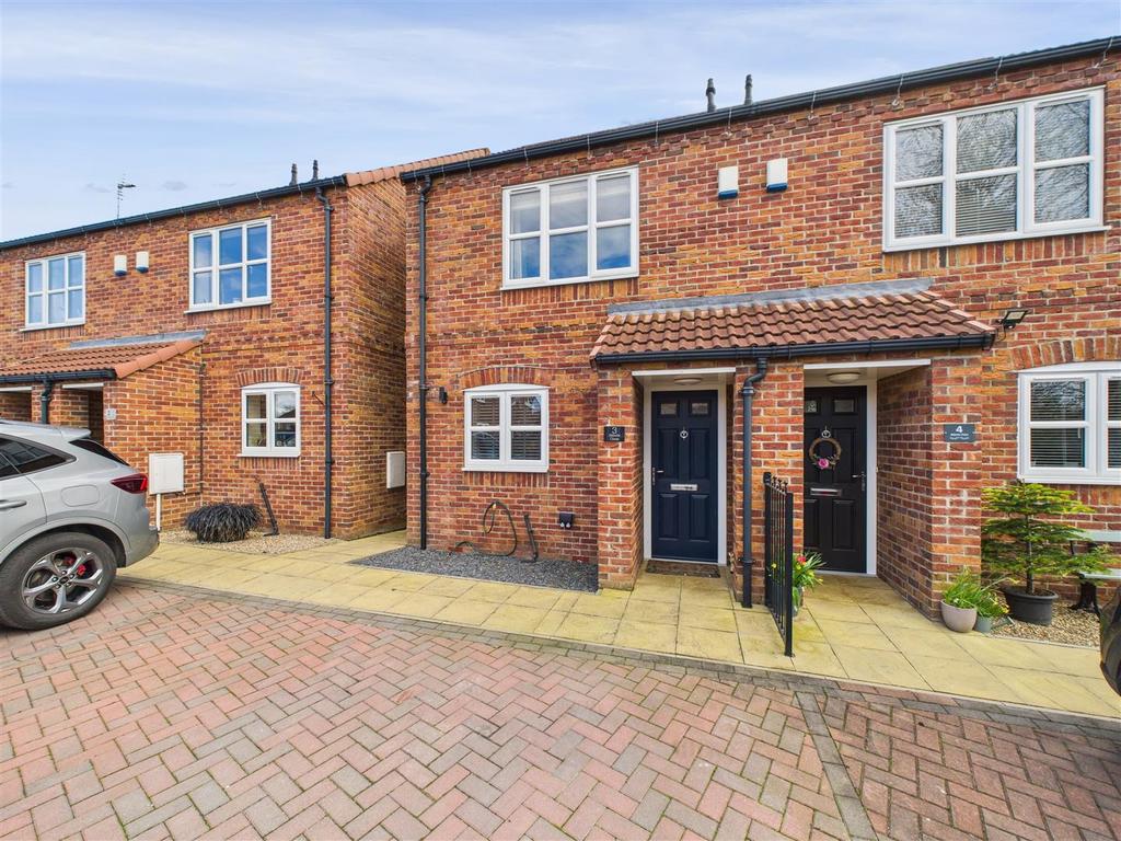 3 Abbots Close, Driffield, YO25 5AJ 2 bed semi-detached house - £180,000