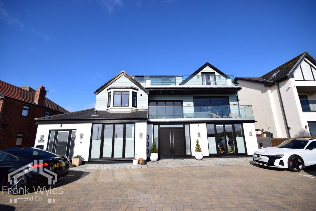 157 Inner Promenade, Lytham St. Annes 2 bed flat - £460,000