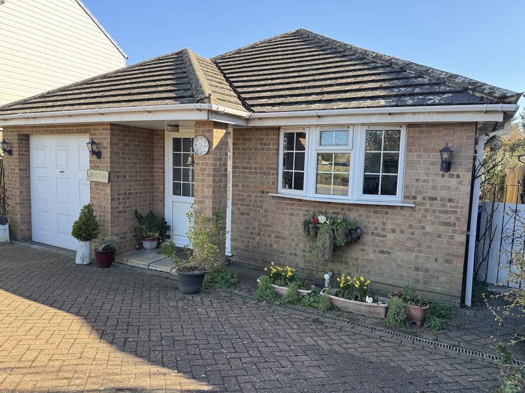 Copthorne Bank, Copthorne, Crawley 3 bed detached bungalow for sale - £ ...