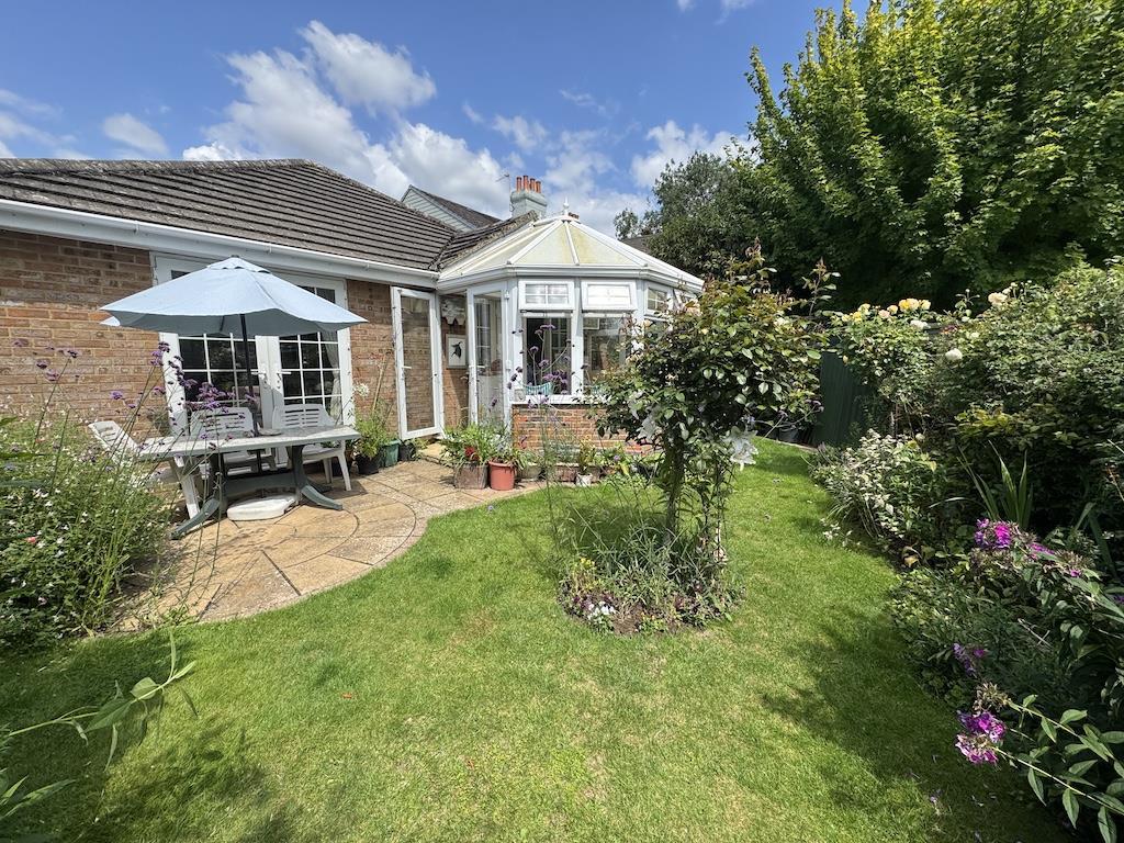 Copthorne Bank, Copthorne, Crawley 3 bed detached bungalow - £500,000