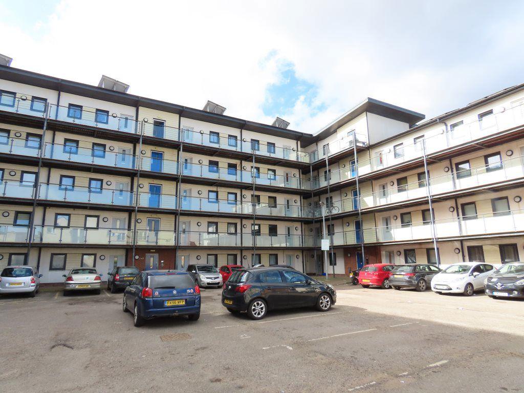 Flat 27 12 Spring Street Hull, HU2 8RD 3 bed flat - £685 pcm (£158 pw)