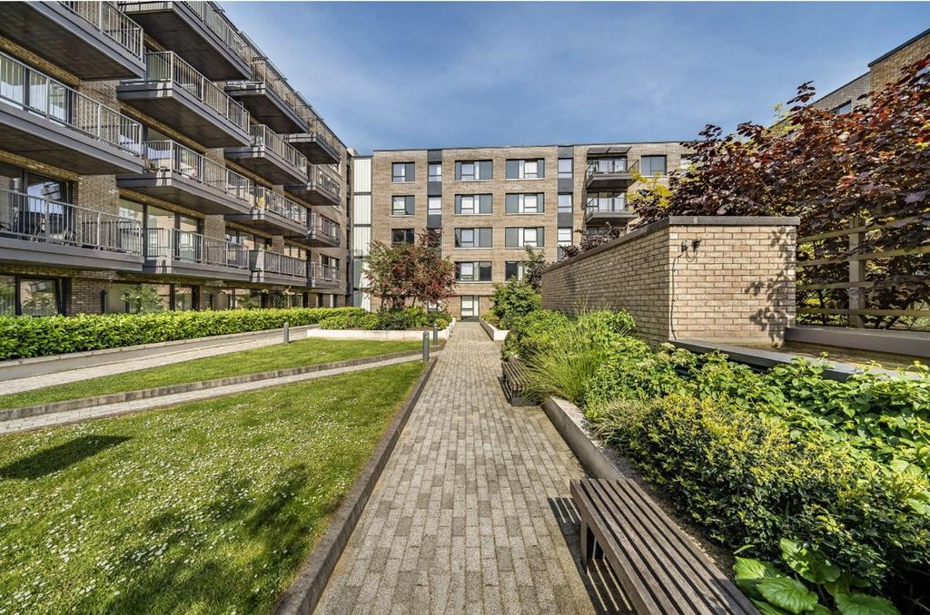 Gullivers Walk, Surrey Quays SE8 3 bed apartment to rent - £3,000 pcm ...