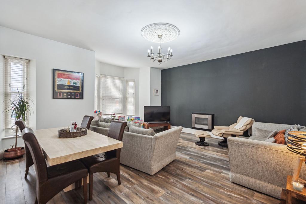 Queen Street, Perth, PH2 3 bed maisonette - £209,000
